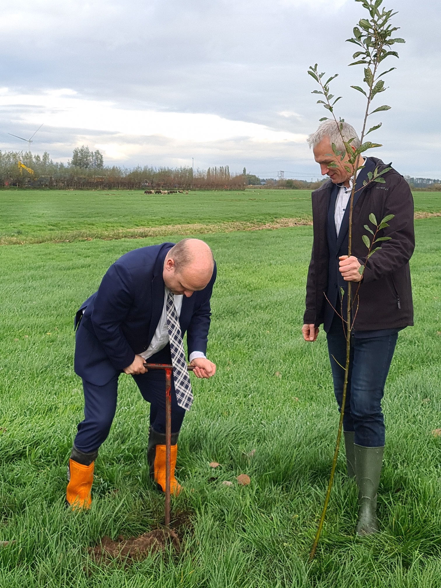 Gedeputeerde Berend Potjer verplant eerste boom bij start van het ...